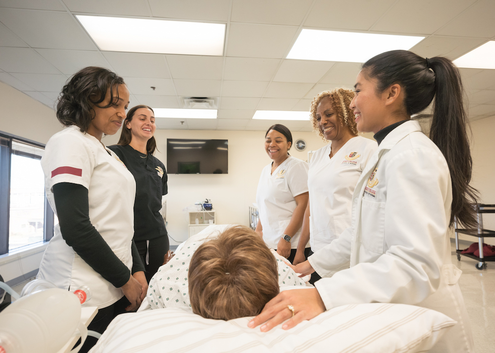 ADN vs. BSN: Salary, Curriculum, and More | Jersey College